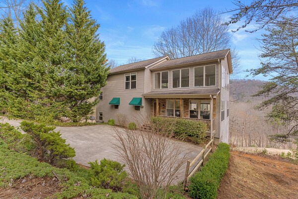 Greenview Manor - 5br, 3.5ba, Rumbling Bald Resort, Pool Table, Indoor Putting Green, Great Views - Lake Lure, NC