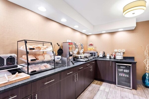 Spacious Unit W/ Free Parking And Breakfast Near I-88 Corridor - Pets Allowed - Wheaton