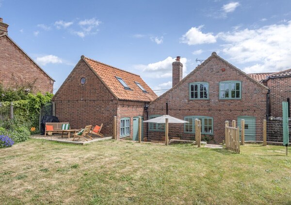 Hollyhocks Cottage - Three Bedroom House, Sleeps 6 - Blakeney