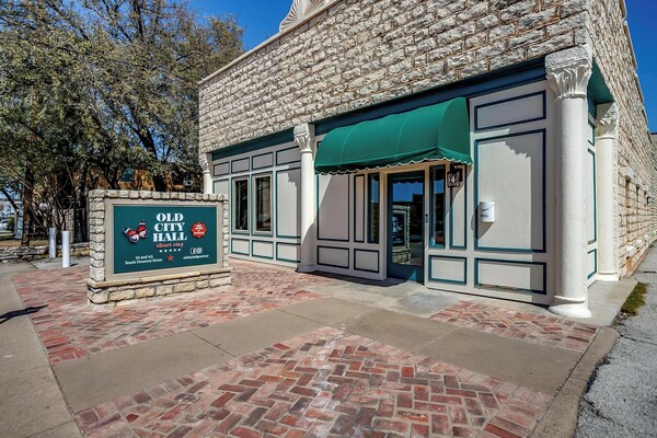 The Artisan Inn - Luxury Suites On Granbury Square - 그랜버리