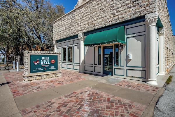 The Artisan Inn - Luxury Suites On Granbury Square - 그랜버리