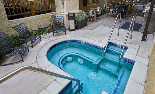 Beverly Hills Vibe 1 Br Apt + Parking, Pool Access - Beverly Hills, CA