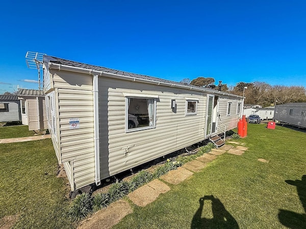 Homely Caravan At Kessingland Beach Holiday Park, Suffolk Ref 90040bc - Kessingland