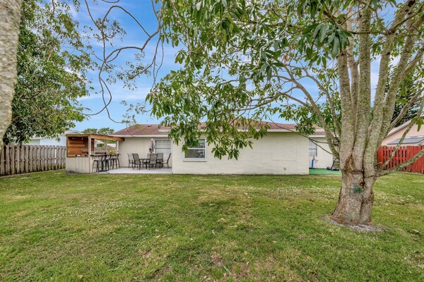 Spacious & Modern Retreat -Patio Bar  Large Yard  Parking - Port St. Lucie, FL