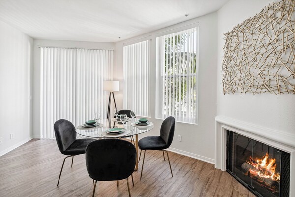 Chic Marina Del Rey 1bdr Oasis  Pool, Gym & Free Parking - Santa Monica, CA