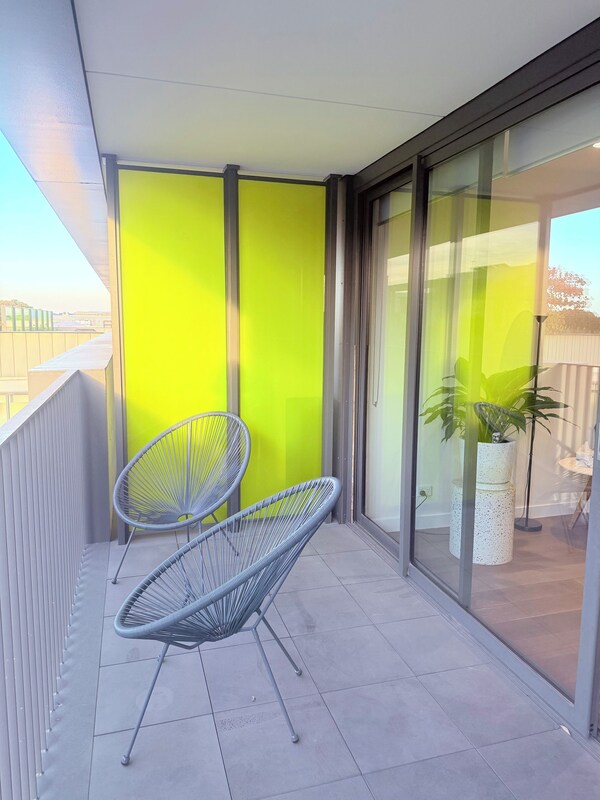 Feel The Local Vibe This Winter + Parking. Modern, Convenient & Family Friendly. - Ivanhoe