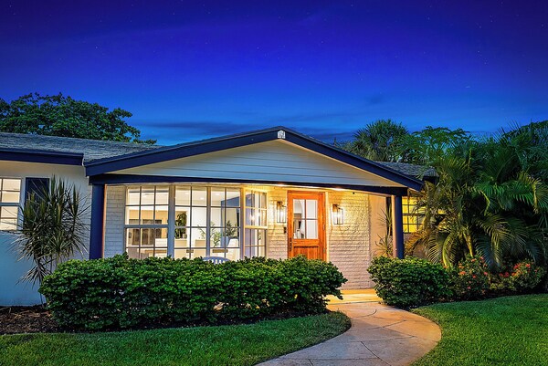 Fully Remodeled, Huge Backyard, Pet-friendly, Pool - West Palm Beach, FL
