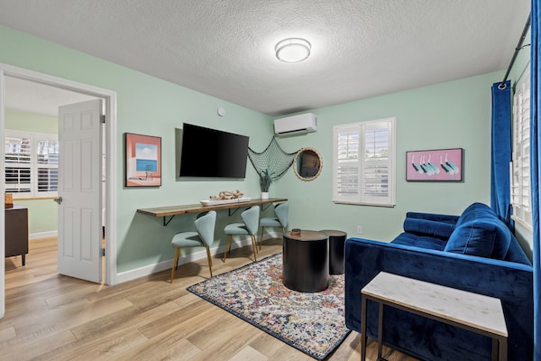 Clearwater Beach Entire Private Resort! Salt Heated Pool! Sleeps 30 Comfortably! - Dunedin, FL