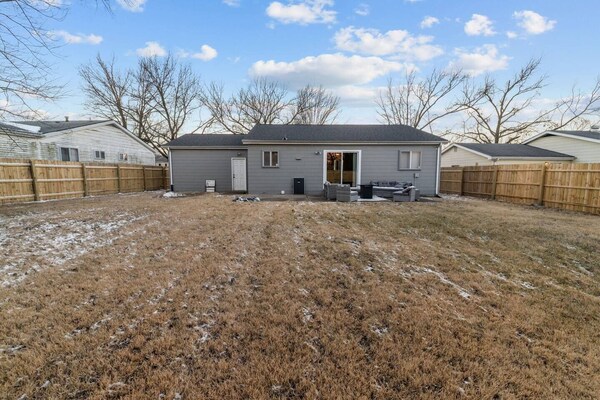 Spacious Home W/game Room, Firepit & Entertainment - Alton, IL