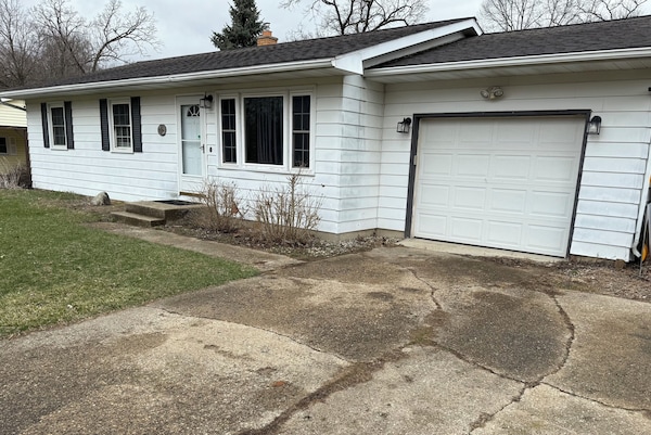 3-bedroom House In Welcoming Battle Creek With Wifi, Ac\nnear Firekeepers - Binder Park Zoo, Battle Creek