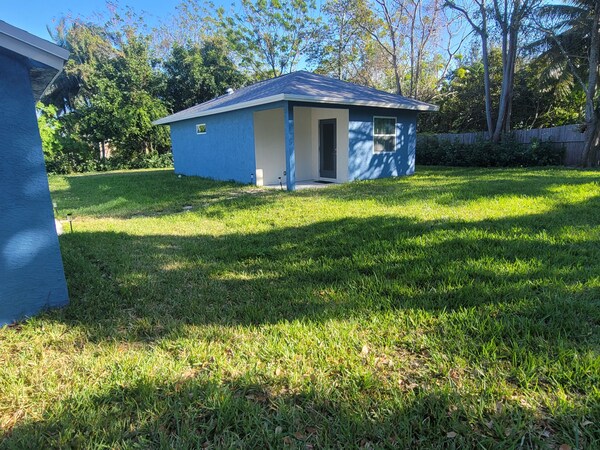 Come Relax In Our 4 Bedroom / 4 Bathroom West Palm Beach Property. - Palm Beach, FL