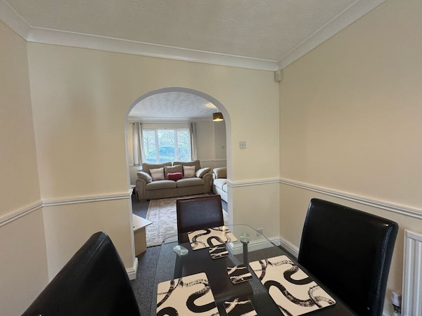 Olive House Long Stay Discounts Sleeps 8 Parking - Swindon