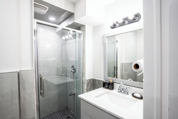 Saint Suites Executive Stay 2b + 1b - Vaughan