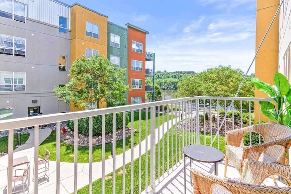 Cozy 2br | King + 2 Queens + Walk To Xcel Arena - Saint Paul, MN