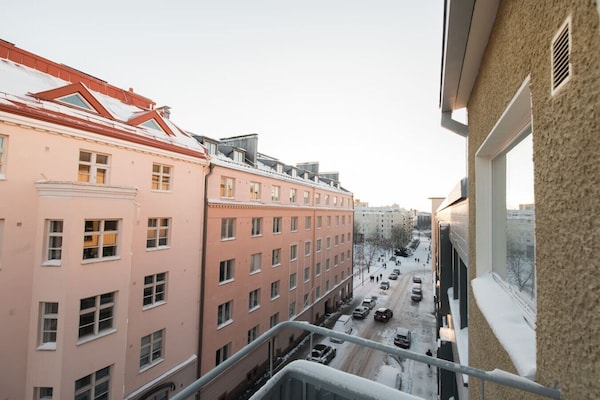 Modern, Top Floor Apt. W/balcony + Easy Check-in - Helsinki