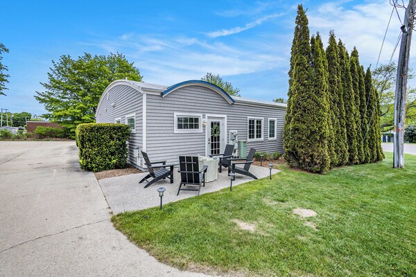 Studio Apartment On Main Street Across From Betsie Bay Public Marina And Park - Frankfort, MI