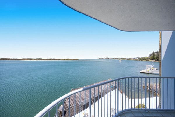Waterfront 3 Bedroom Apartment Caloundra - Golden Beach