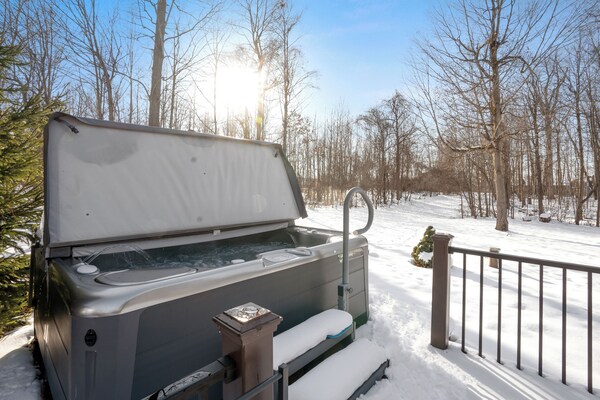 Peaceful A-frame W/ Hot Tub, Game Room & Loft  Near Dining, Shopping & Ysu - Ohio