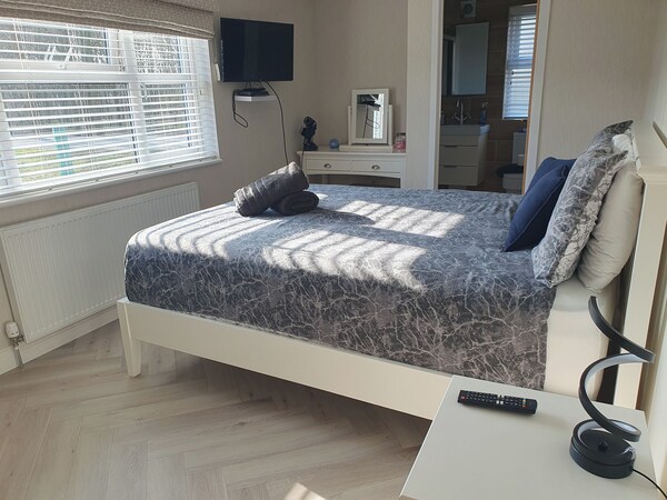 Routh 2-bed Luxury Lodge, Hot Tub & Lake View - Yorkshire