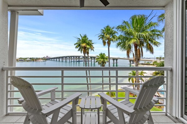 Bahia Vista Top Floor Waterfront Beauty 9-520 - Florida