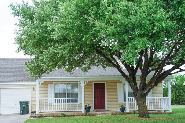 Charming 3-bedroom Townhome With Ac, Wifi In Beautiful Salado, Texas. - Salado, TX
