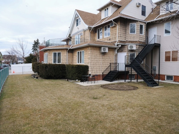 Brooklyn 15 Bedroom 18 Bath Oasis - Staten Island, NY