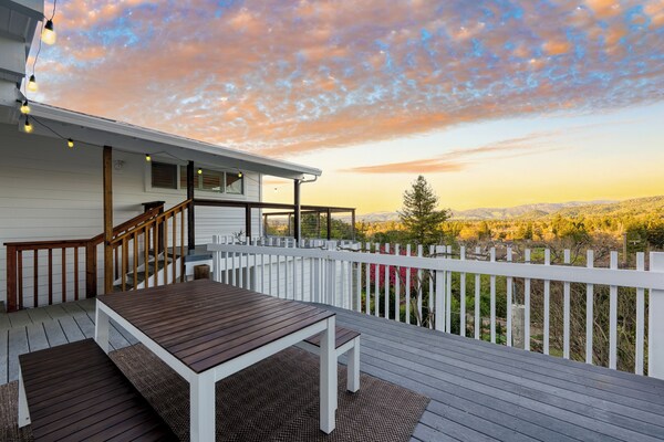 Modern Sonoma Stay W/ Spacious Deck, Views & Prime Location | Bennett - Rohnert Park, CA