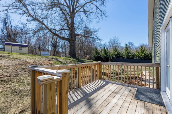 Cozy Home With A Modern Kitchen, Spacious Living, Serene Bedrooms, And A Private Deck For Relaxation - Radford University, Radford
