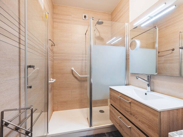 Bright 75 M² Apartment, City Center, Parking, Wifi, Sleeps 7 - Opaalkust