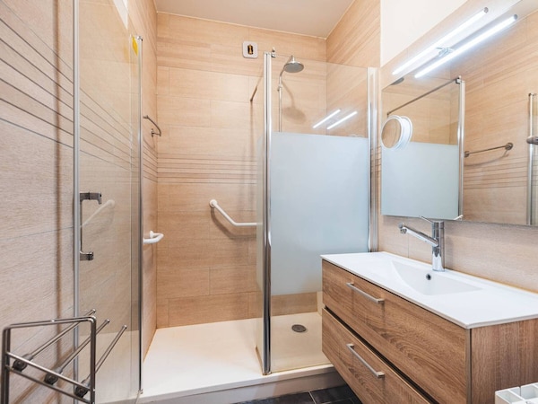 Bright 75 M² Apartment, City Center, Parking, Wifi, Sleeps 7 - Opaalkust