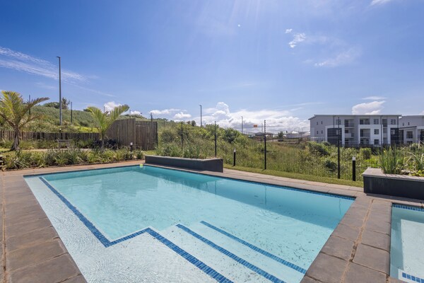 Stylish 2-bed, Ballito L Balcony & Pool - Dolphin Coast