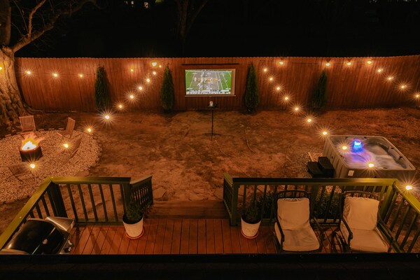The Jireh House - Speakeasy & Hot Tub 8 Mins Downtown Gvl - Travelers Rest, SC