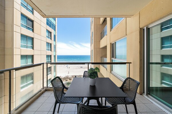 Ultima Escapes · Glenelg Beachfront Bliss · Beach View Pool Gym Parking Wi-fi - Adelaide