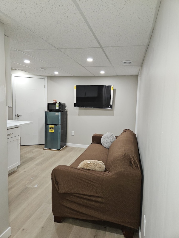 Charming 2-bedroom Basement In Brilliant Winnipeg With Wifi, Ac - Winnipeg