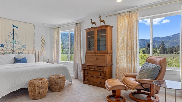 Mt Views, Hot Tub, Icicle River Access, Game Room - Leavenworth, WA