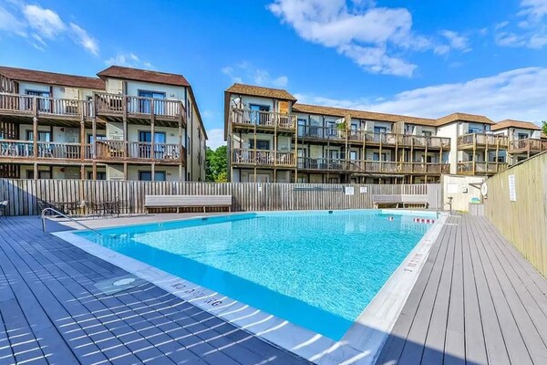 State-line Ocean City Condo With Shared Pool & Central Air - Fenwick Island, DE