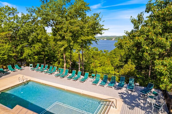 Spacious Safari Themed Room W/ Balcony & Resort Pool- Next To Margaritaville - Sunrise Beach, MO