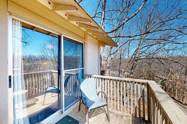 Spacious Safari Themed Room W/ Balcony & Resort Pool- Next To Margaritaville - Sunrise Beach, MO