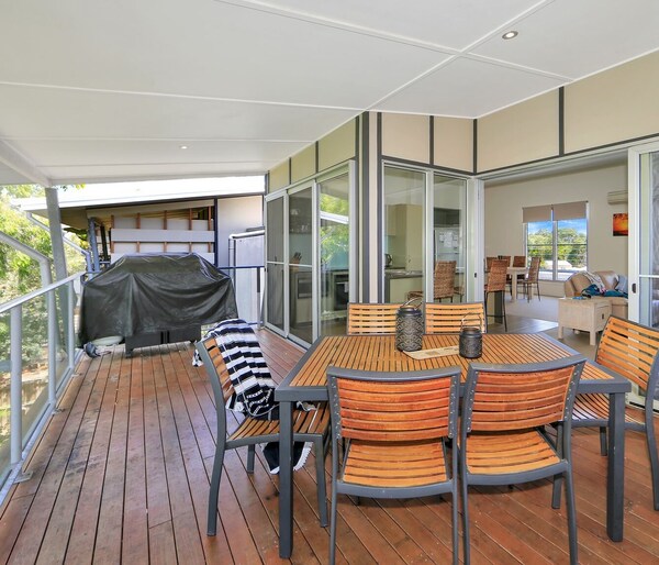 Beautifully Designed Beach Townhouse With Pool - Woodgate