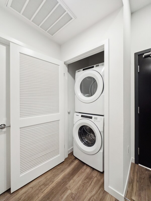 Stylish Hollywood 1bd | Walk To Attractions & Nightlife |Pool, Gym, Free Parking - Beverly Hills, CA