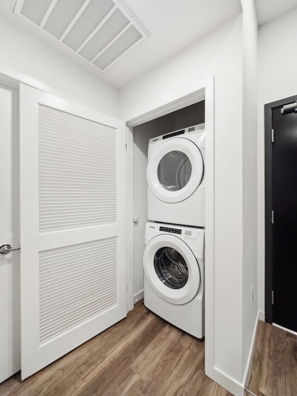 Stylish Hollywood 1bd | Walk To Attractions & Nightlife |Pool, Gym, Free Parking - Beverly Hills, CA