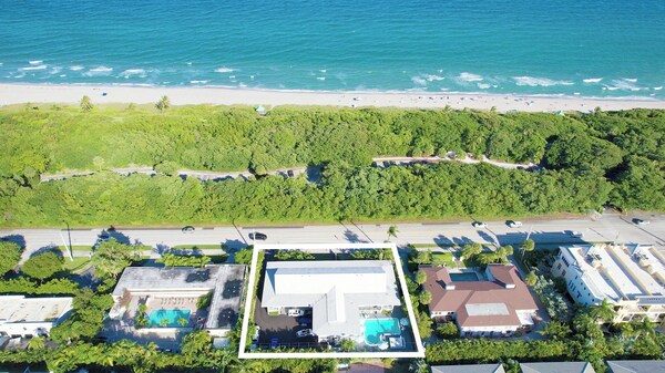Beachside 2br/2ba - Pool, Balcony, Parking - Steps To The Beach - Boca Raton, FL