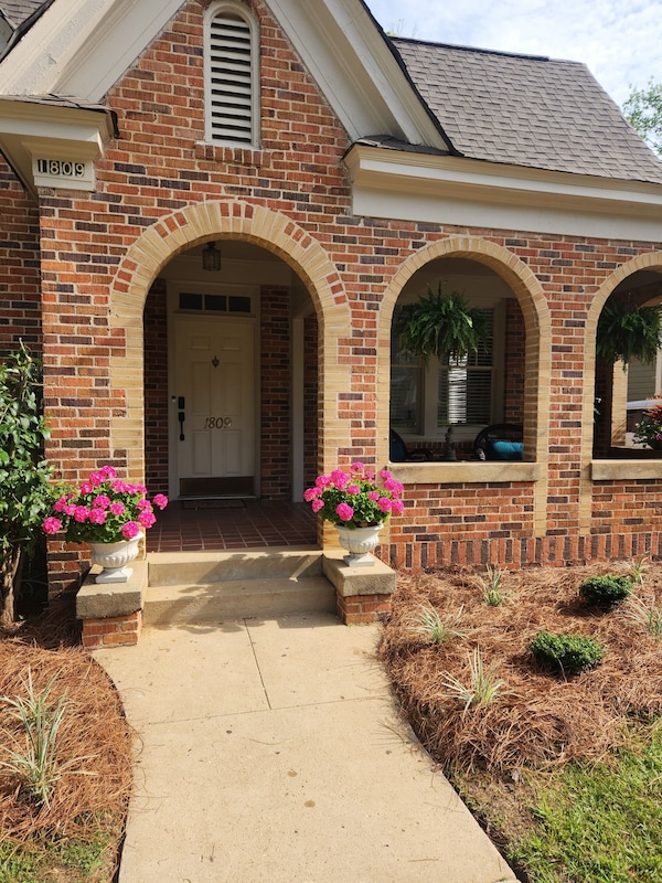 Indulgent Downtown Retreat - Beautiful Historic Home - 10 Guests - 6 Beds - Millbrook, AL