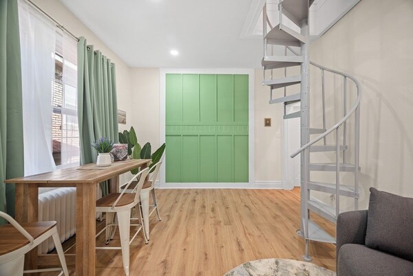 Loft 2 Bedrooms Sleeps 5 W/parking - 몬로빌