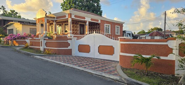 Historic Monor.  Charming 2-bedroom House With Wifi, Ac In Delightful Bridgetown - Bridgetown, Barbados