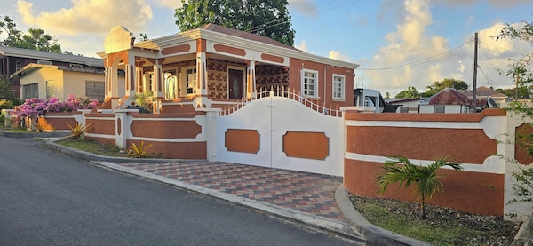 Historic Monor. Charming 2-bedroom House With Wifi, Ac In Delightful Bridgetown - Bridgetown, Barbados