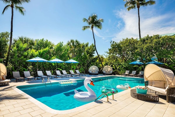 Waterfront Retreat Perfect Romantic Couple Getaway | Free Parking And Pool - Islamorada, FL