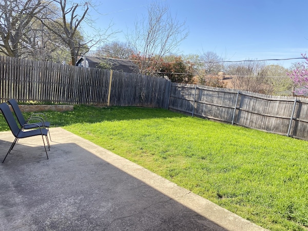 The Cozy Corner - Nflx - Arcade - Fencedyard - North Richland Hills, TX