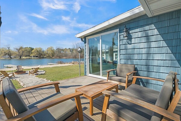 Twilight Pointe: Sandy Beach. Kayaks. Sunsets. Summer Starts Here. - Greenville, MI