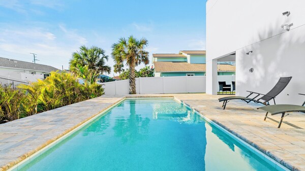 New Directly Across From Beach With Pool - Daytona Beach Shores, FL